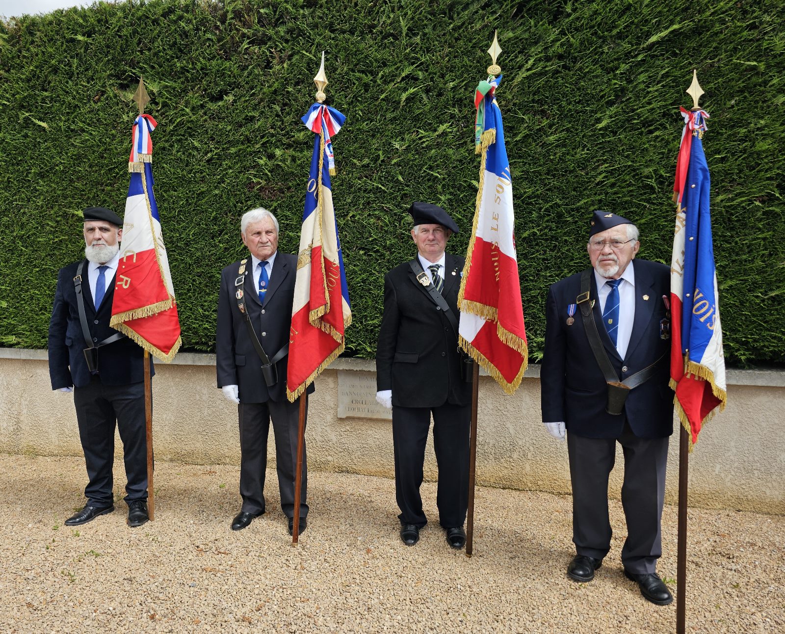 8 Mai 2024 : Les AICS-SR étaient représentées par le Porte Drapeau de l ...